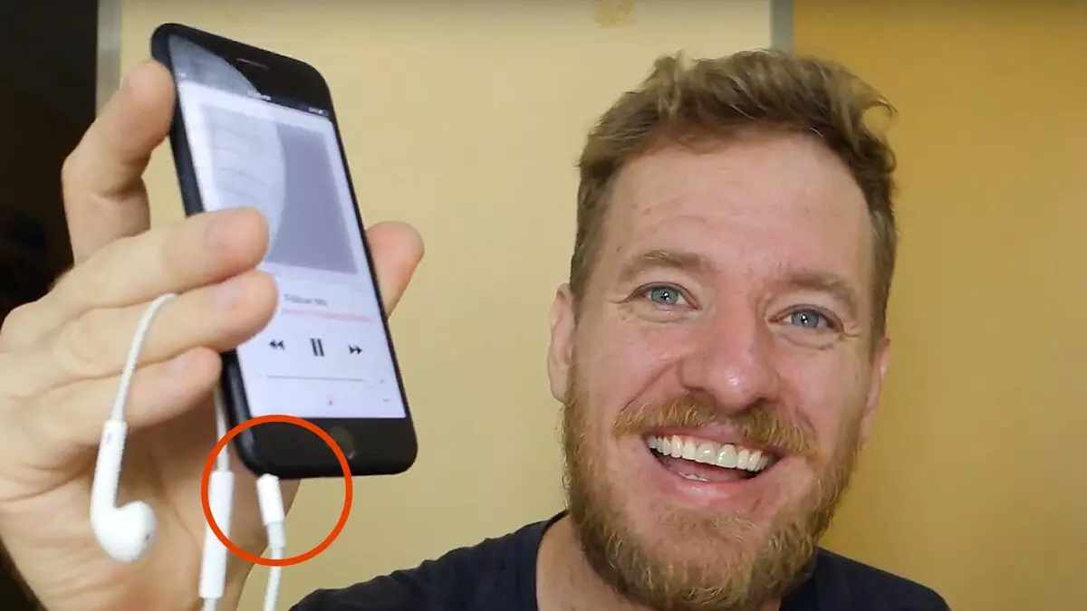 Iphone 7带有耳机下的“minijack”连接器存在！那么如何做到这一点...... 8395_0