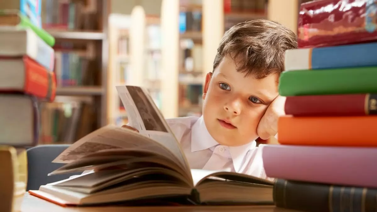 Schoolkinderen vervangen leerboeken op de Russische tablet met twee schermen 8402_0