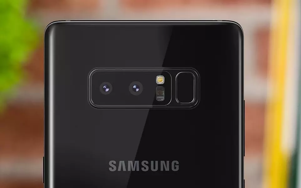 Kio atendas la fotilon Galaxy Note 8 kaj ĉu necesas? 8514_0