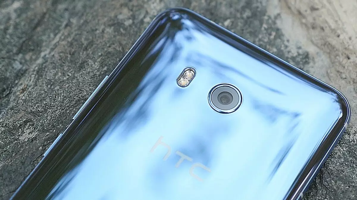 HTC U11 මිලදී ගැනීම වටී ඇයි (සහ එය වටින්නේ නැත්තේ ඇයි) 8542_0