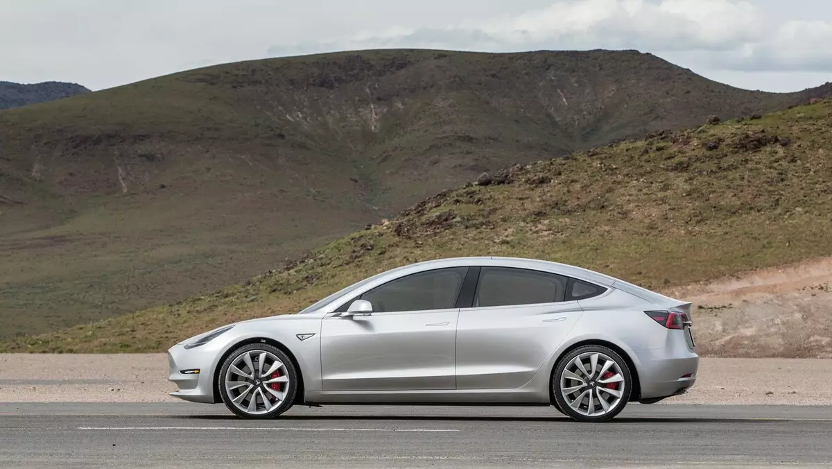 Cén fáth a mbeidh Samhail Tesla 3 an príomh-charr leictreach? 8648_0