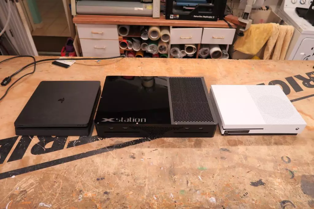 Har du sett en sådan hybrid PS4 och Xbox One? Ja, det här är en ovanlig spel Xstation 8735_1