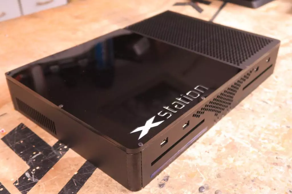Har du sett en sådan hybrid PS4 och Xbox One? Ja, det här är en ovanlig spel Xstation 8735_2