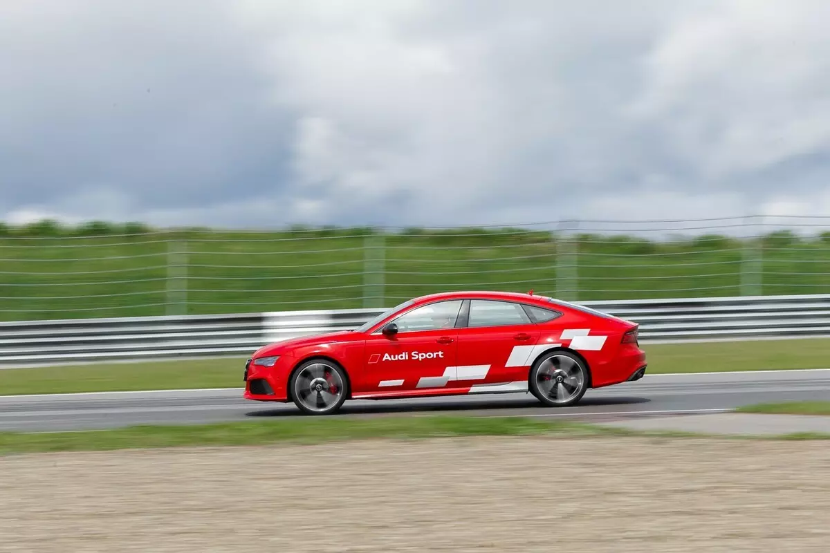 Op Audi R8 lafen, Rs7, Rs6 op der Moskau Raceway Raceway Streck 8753_25