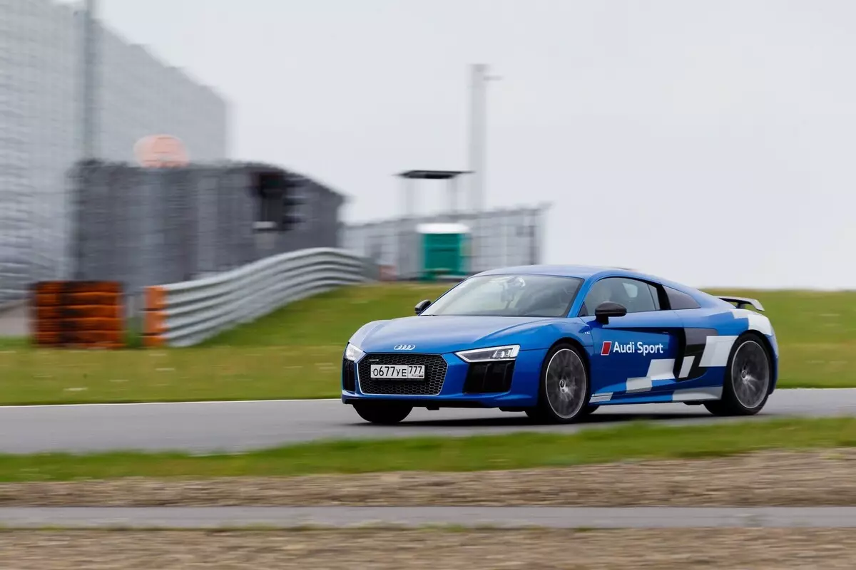 Rhedeg ar Audi R8, RS7, RS6 ar drac rasio Raceway Moscow 8753_27