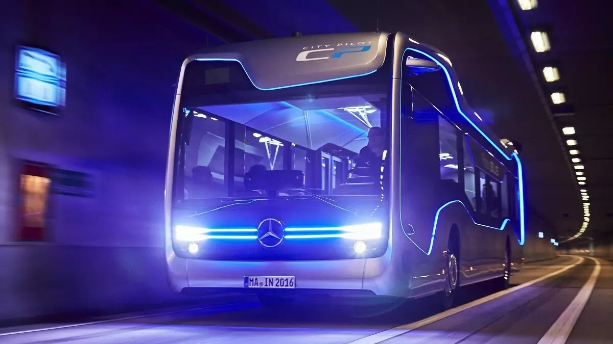 ¡Para viajes para pasar! Mercedes mostró un autobús del futuro. 8781_0