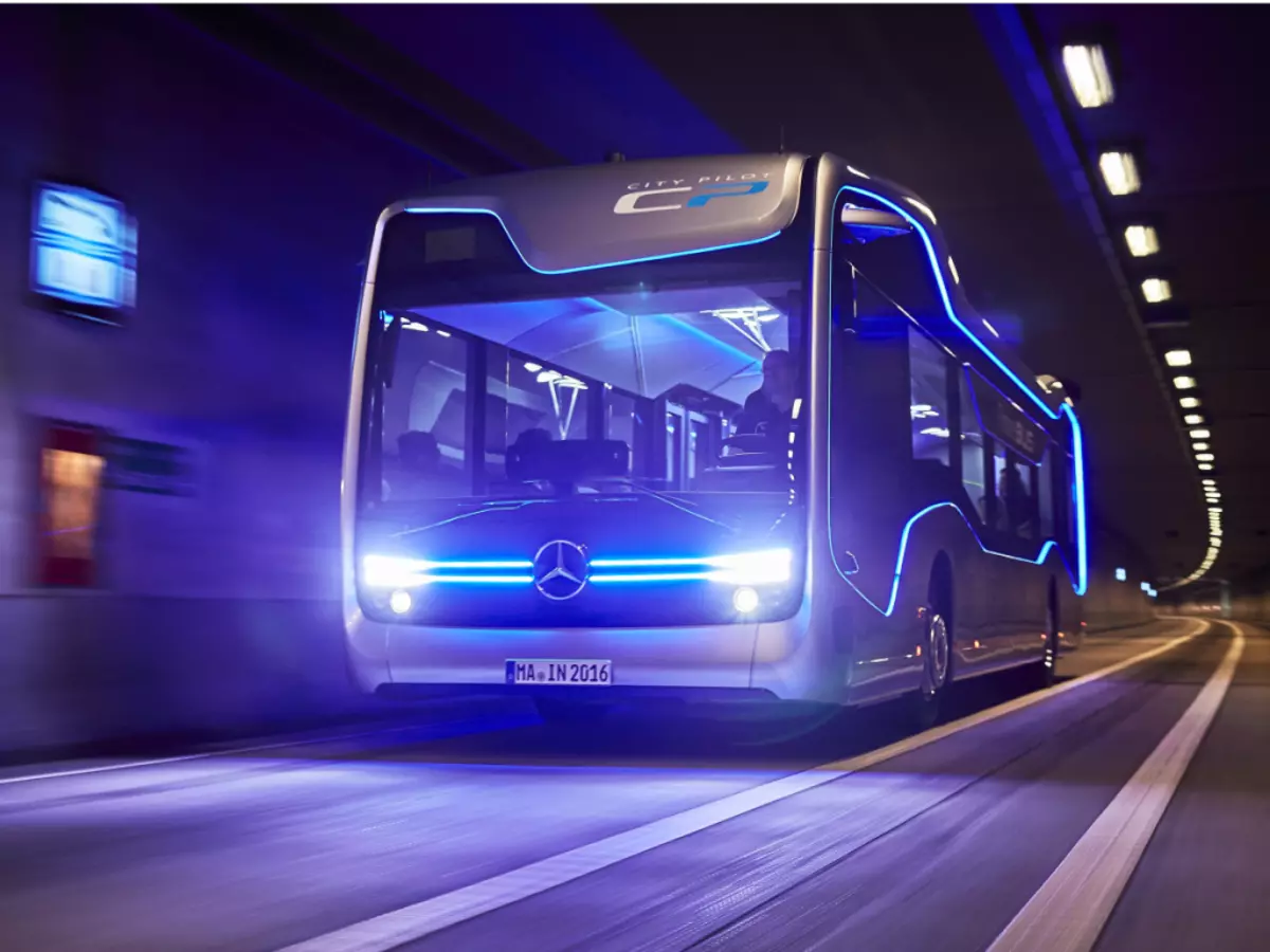 ¡Para viajes para pasar! Mercedes mostró un autobús del futuro. 8781_2