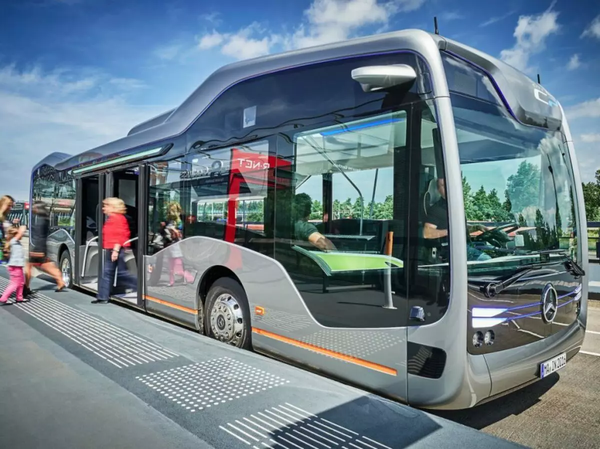 ¡Para viajes para pasar! Mercedes mostró un autobús del futuro. 8781_3