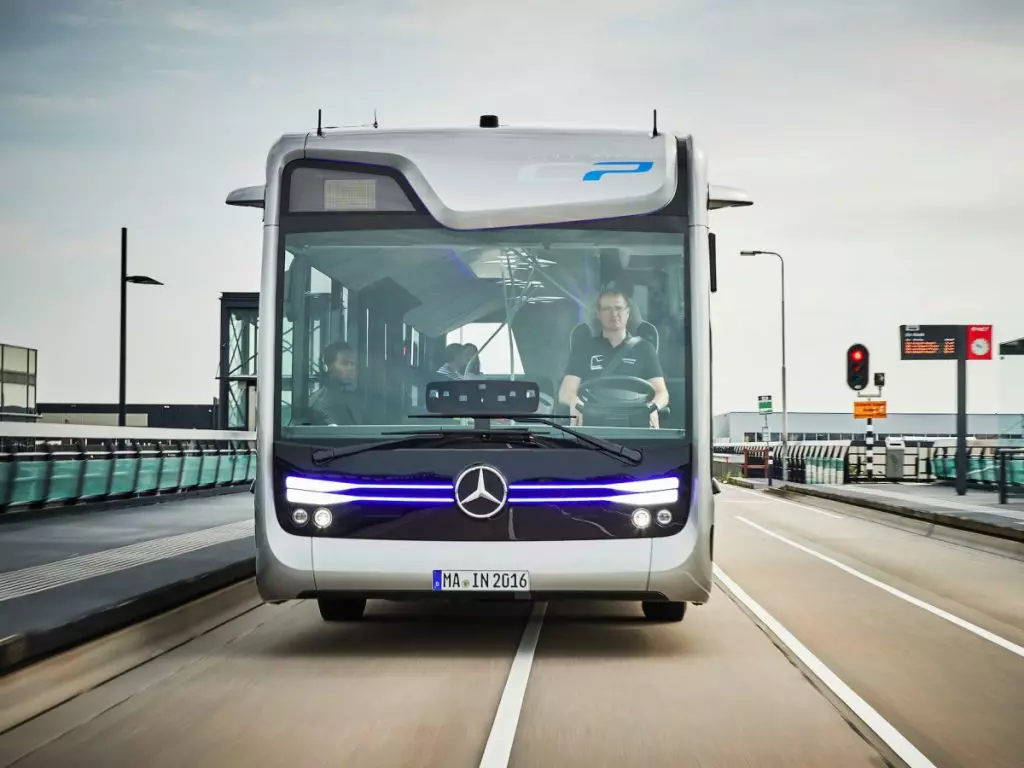 ¡Para viajes para pasar! Mercedes mostró un autobús del futuro. 8781_4