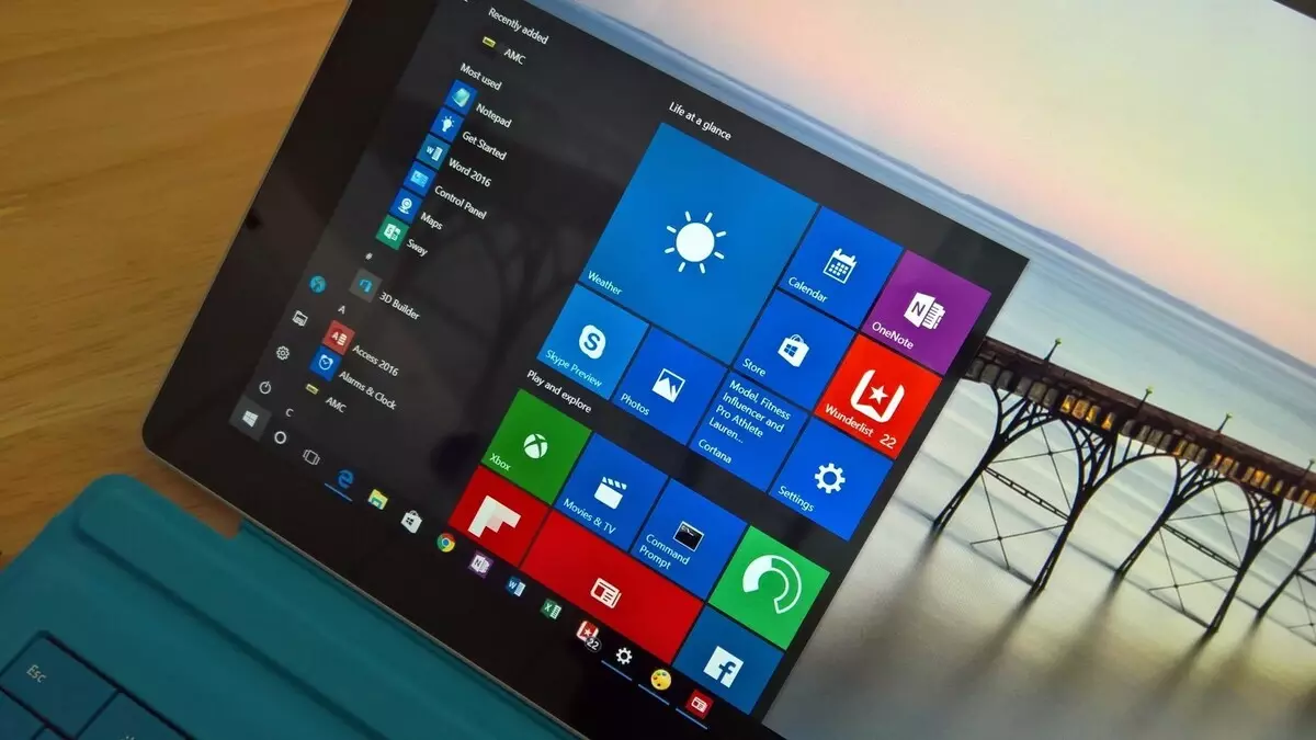 Microsoft mécht all PC op Windows 10 Deel vun engem Smart Heem 9018_0