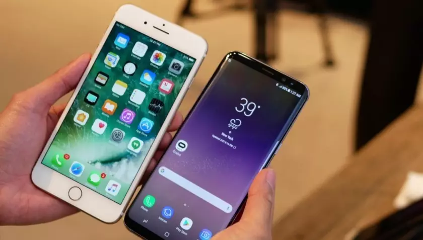 Samsung-Galaxy-S8-vs-Apple iPhone-7-Plus-3-2-840x560