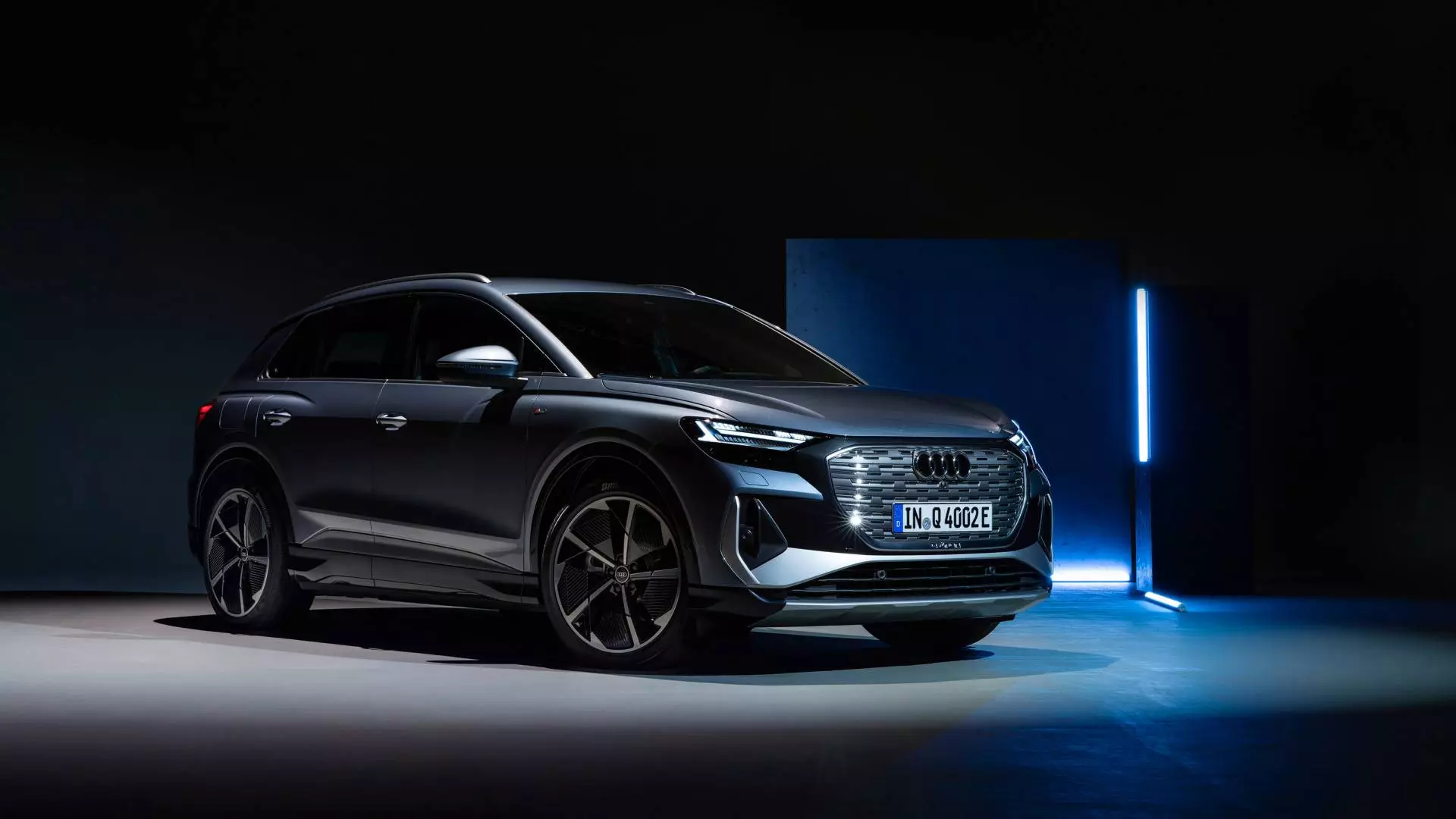 Photostost: hluav taws xob thiab muaj kuab heev Audi Q4 E-Tron yog sawv cev