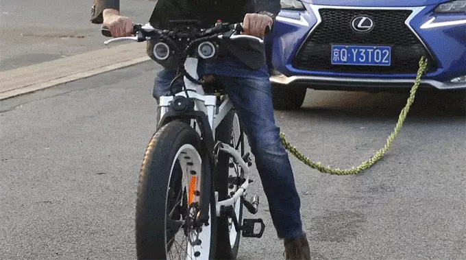 Ky elektrobike i fuqishëm do të zvarritet nga SUV! 9322_0