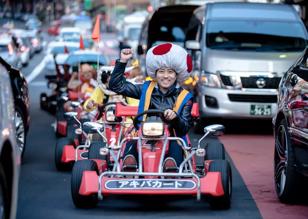 Tokyo, Nhật Bản - 16 tháng 11: Những người tham gia lái xe quanh Tokyo trong các nhân vật Mario Kart cho sự kiện Real Mario Kart ở Tokyo vào ngày 16 tháng 11 năm 2014 tại Tokyo, Nhật Bản. Người tổ chức kêu gọi những người tham gia vào sự kiện này được tổ chức Akiba Kart cung cấp cho thuê Karts có thể được điều khiển trên các đường phố công cộng. (Ảnh của Keith Tsuji / Getty Images) org xmit: 522846165
