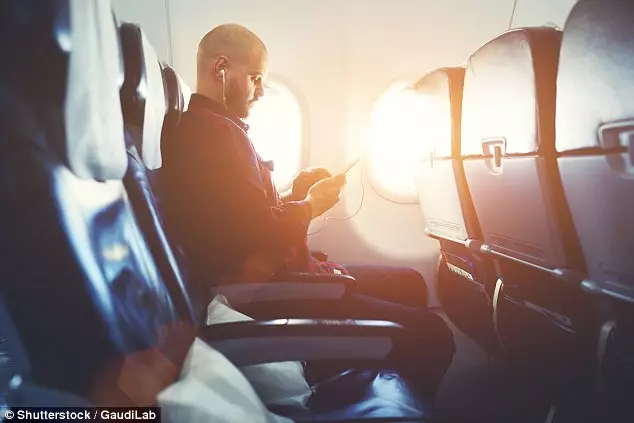 Passenger in China was put in prison for using a smartphone in an airplane 9460_0