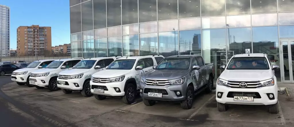 Toyota-Hilux-1