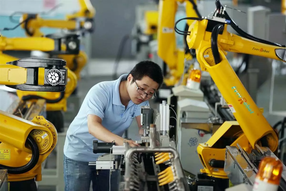 Kinijoje, augalas, naudojant robotus, tapo veiksmingesnis nei 250% ir atleido 90% darbuotojų 9486_0