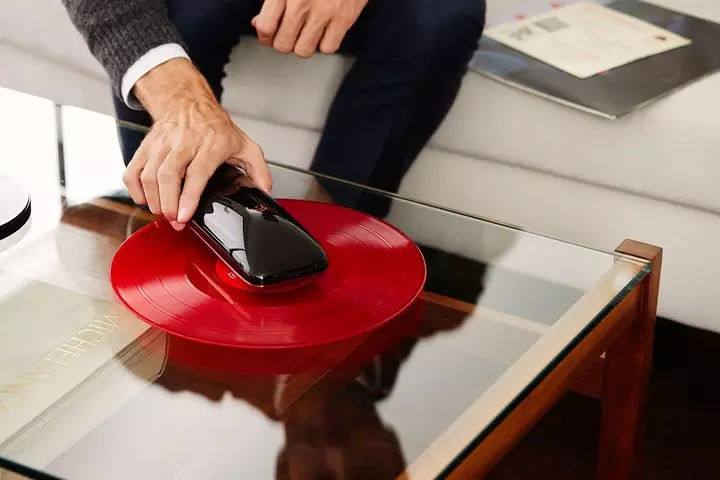 love_turntable_revolutionary_smartphone_controlled_turntable_crowdfunding_agency2-0_gallerya-compressor-720x480-C.