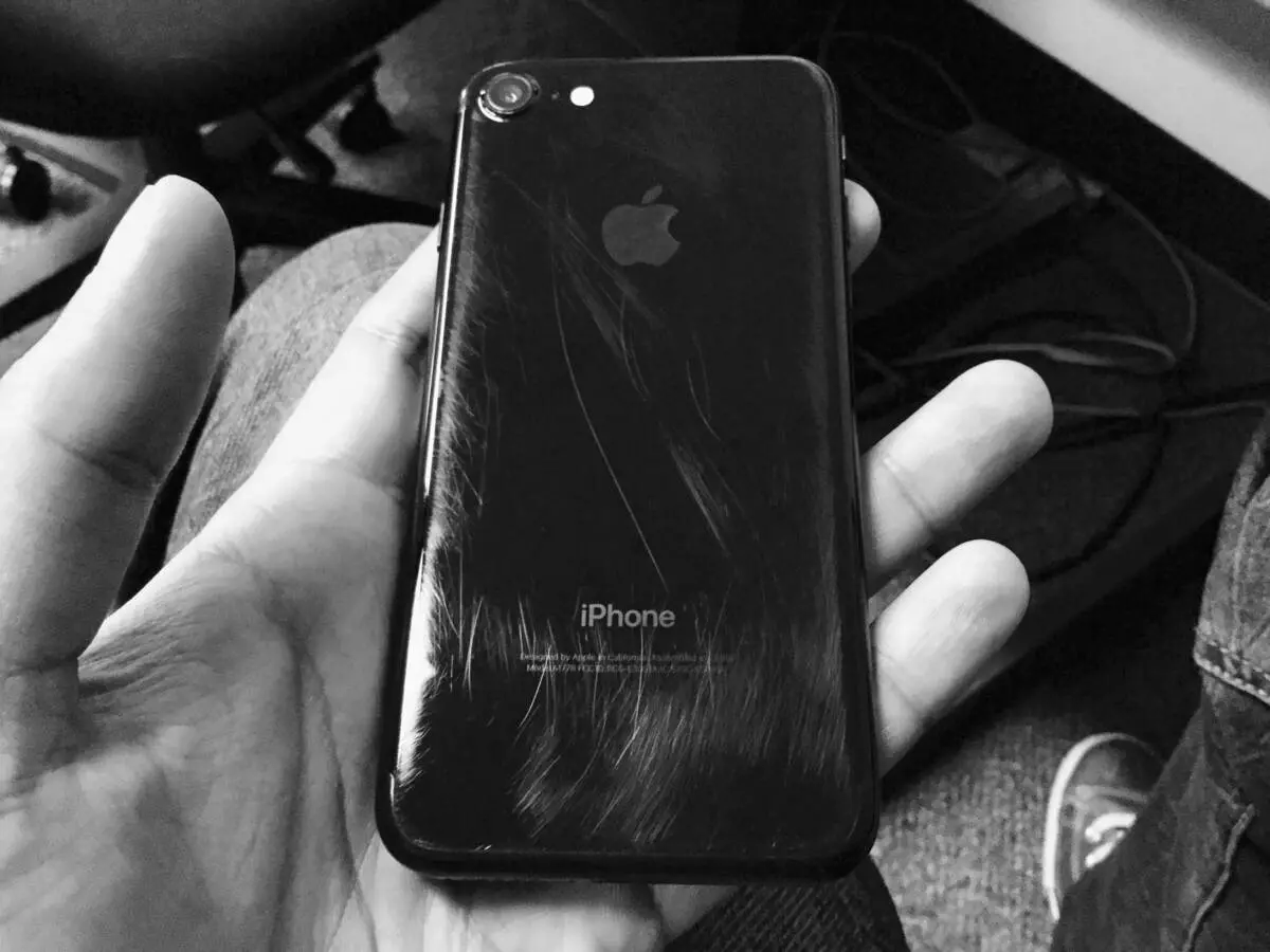 Kullanıcılar iphone jet black üzerinde çizik gösterir ve bu korkunç 9643_1