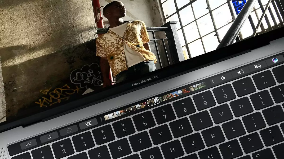 na le faapea saili-ina ua mavae le malamala autu o le Faa fou MacBook 9926_0