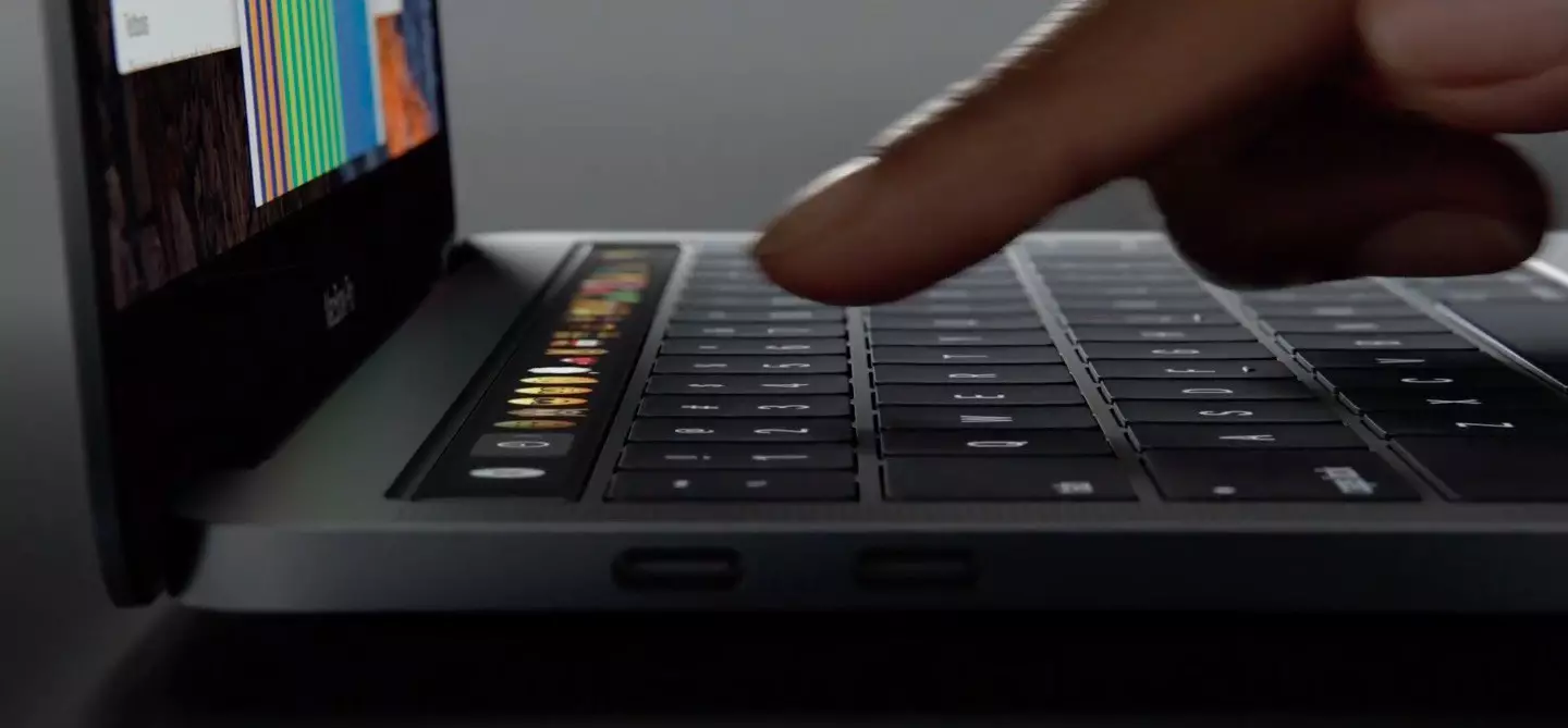 Di MacBook Pro yang baru melekat butang. Kami memberitahu bagaimana menyelesaikan masalah ini 9957_0