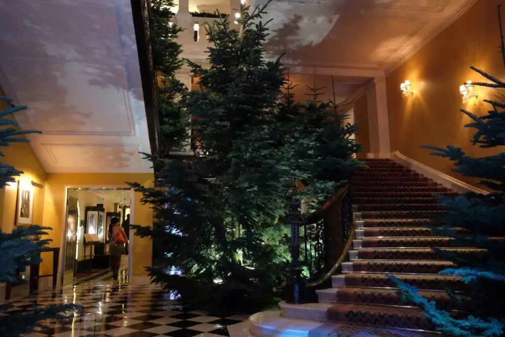 How do Apple Designers Joni Aiv and Mark Newison decorated Christmas spruce in the London Claridge's Hotel? 9992_1