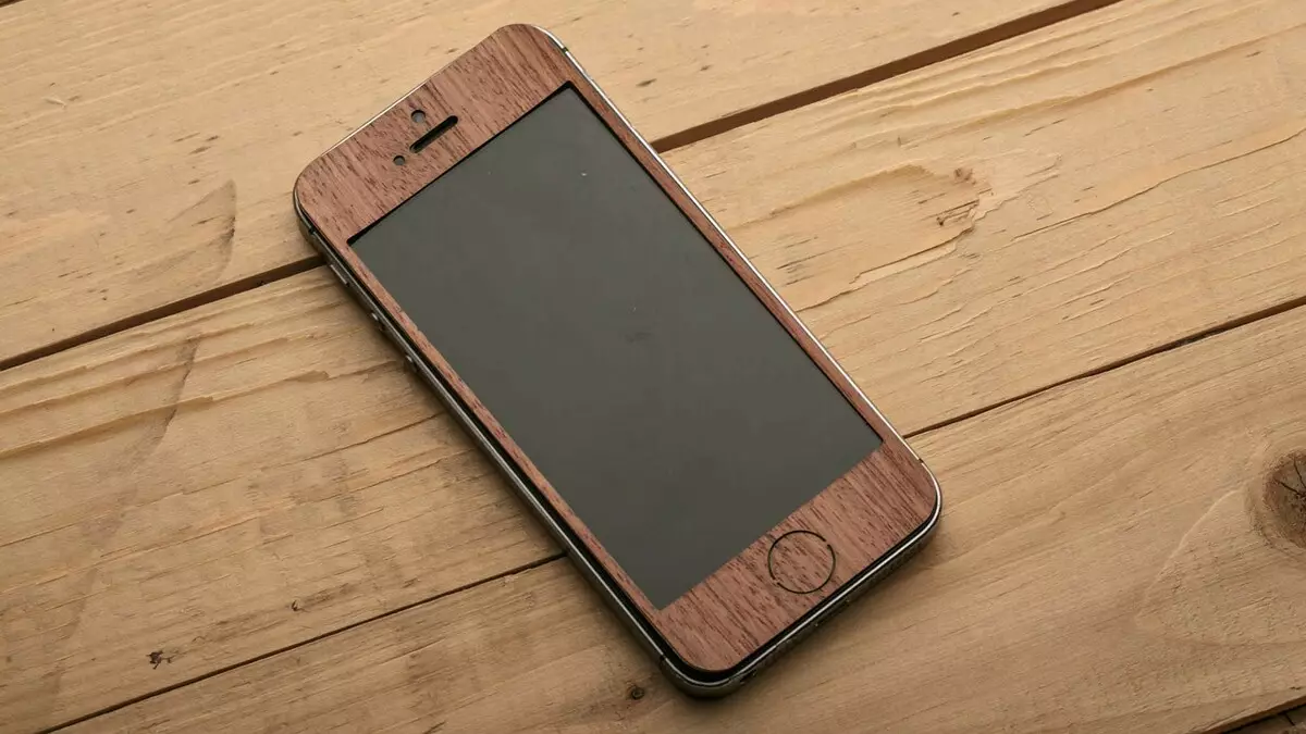 在跳蚤市場上圈出來，賣掉了木製的iPhone 20 000盧布 9993_0